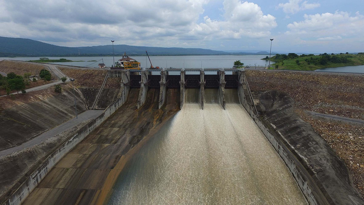As North Floods, Major Dam at 100% Capacity