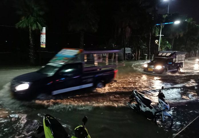 Storm Floods Pattaya as Typhoon Bears Down (Photos)