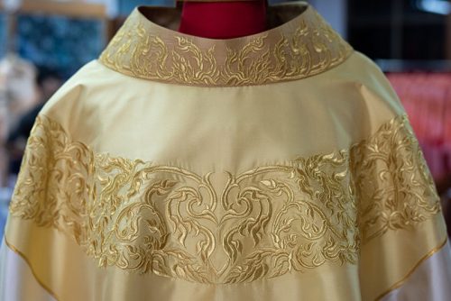 Pope Francis to Wear Thai Silk Robes with ‘Kanok’ Patterns (Photos)