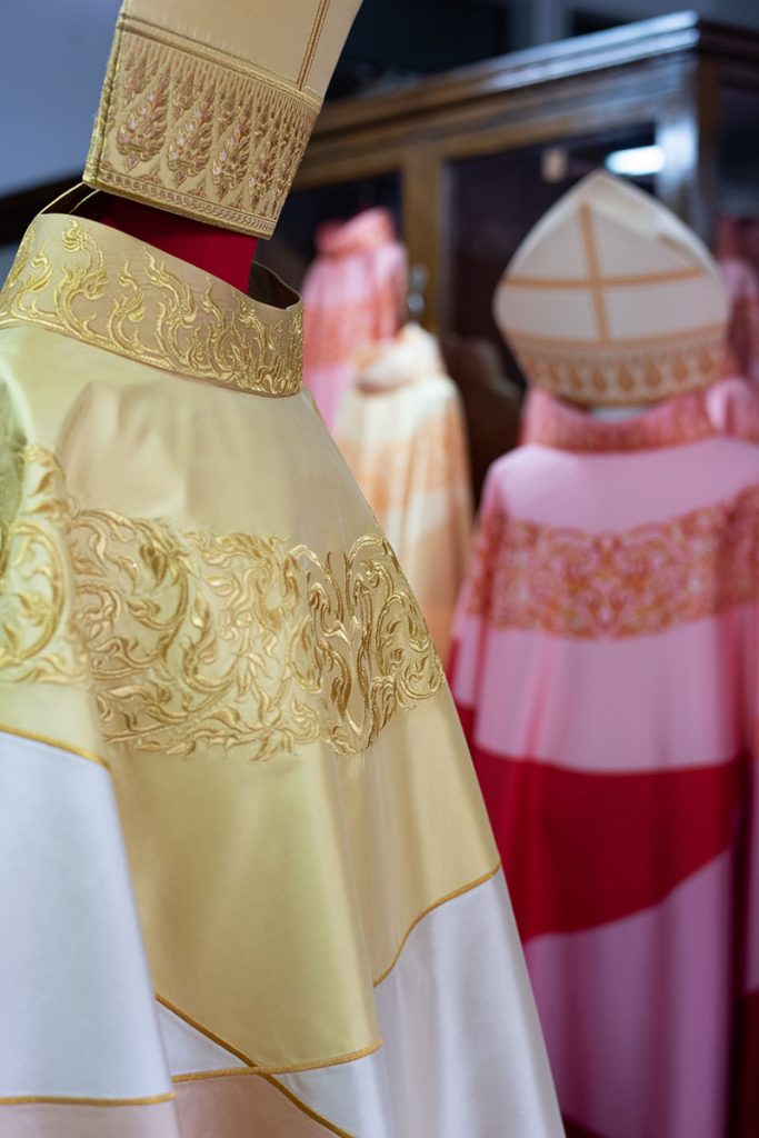 Pope Francis to Wear Thai Silk Robes with ‘Kanok’ Patterns (Photos)