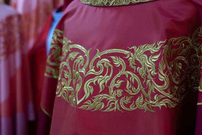 Pope Francis to Wear Thai Silk Robes with ‘Kanok’ Patterns (Photos)