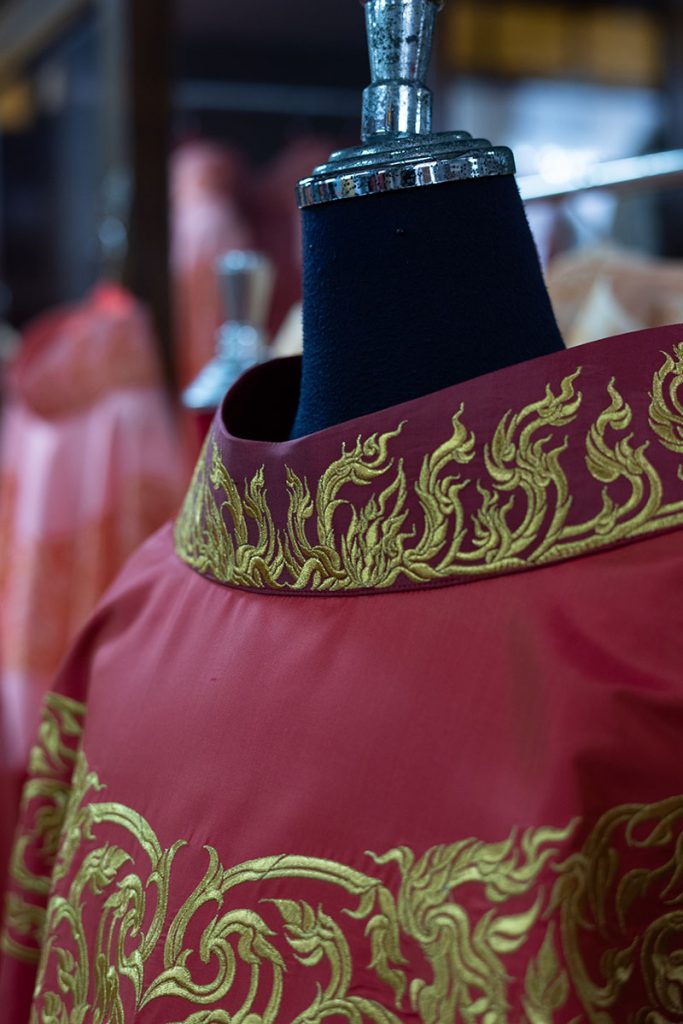 Pope Francis to Wear Thai Silk Robes with ‘Kanok’ Patterns (Photos)
