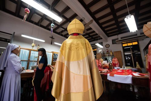 Pope Francis to Wear Thai Silk Robes with ‘Kanok’ Patterns (Photos)