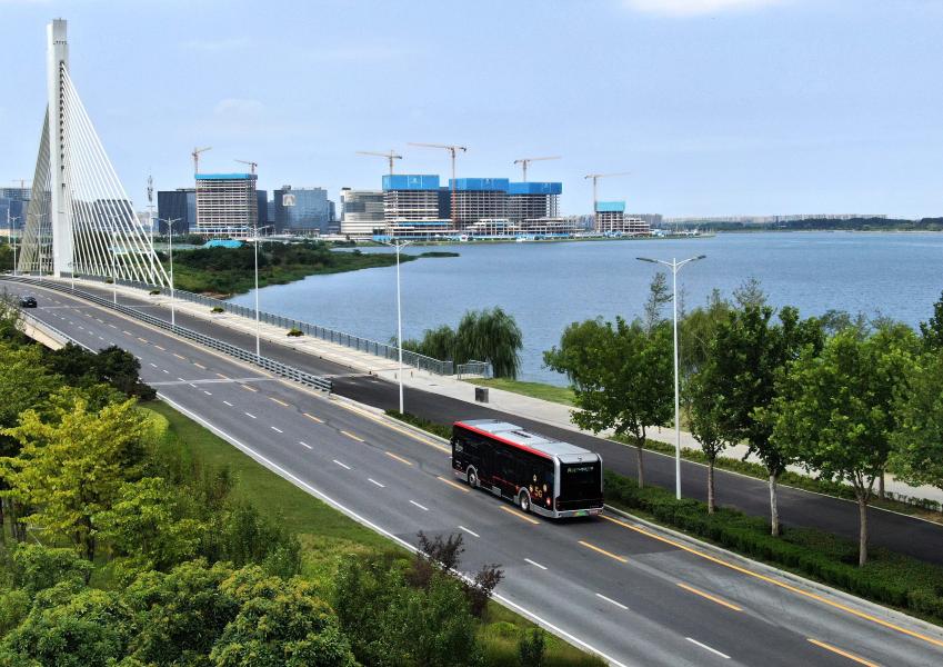 Autopilot Bus, Powered by 5G, Goes on Test Run in China