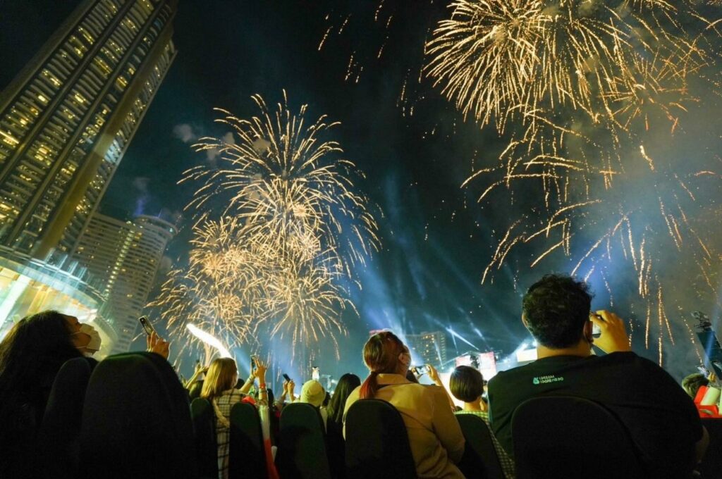 Spectacular 30,000 eco-friendly fireworks light up scenic Chao Phraya ...