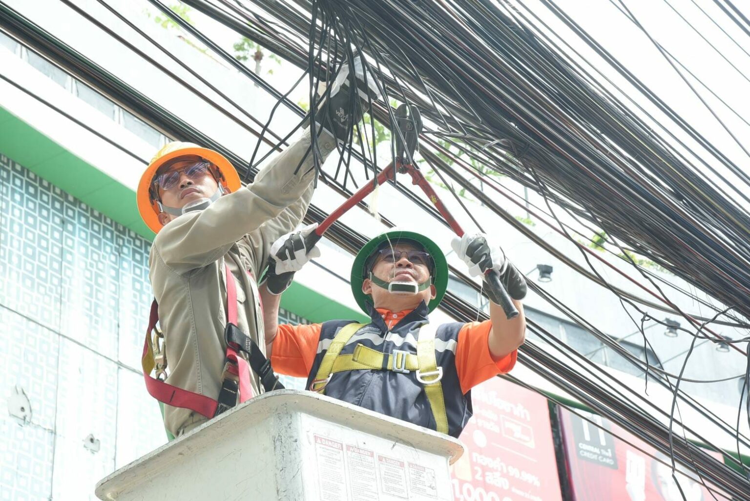 Bangkok Finally Begins To Organize Messy Communication Cables