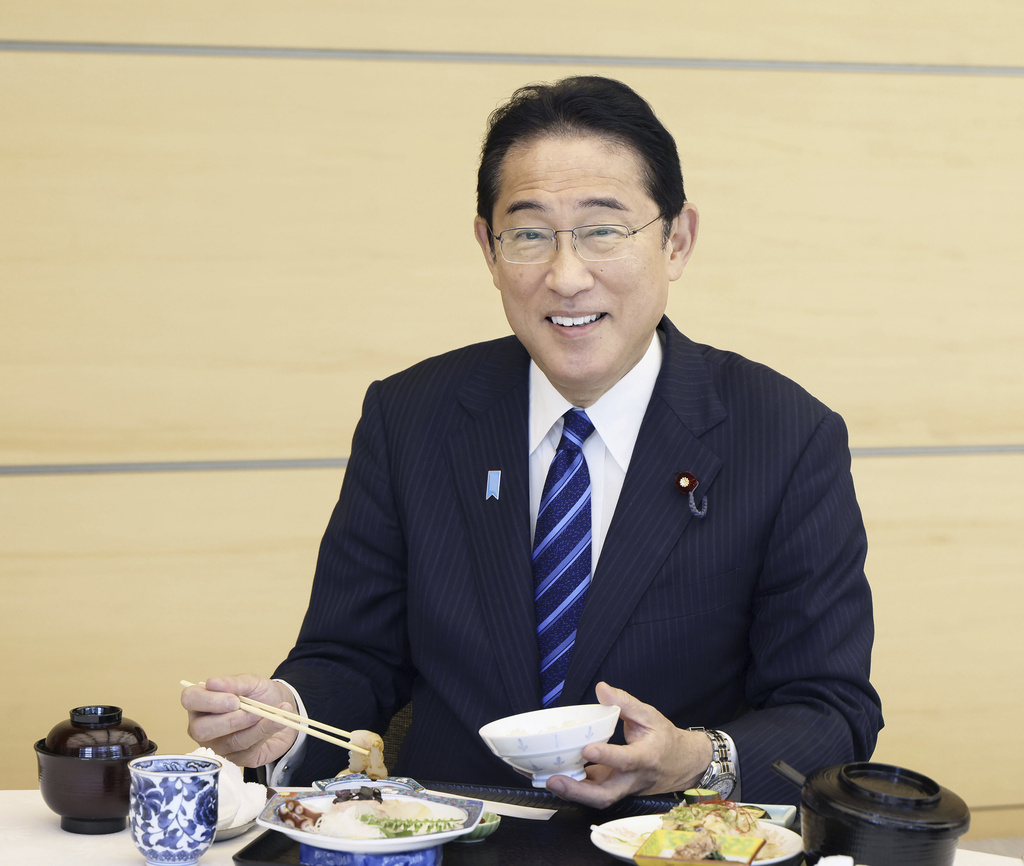 Japan PM Eats Fukushima Seafood With Ministers To Dispel Concerns