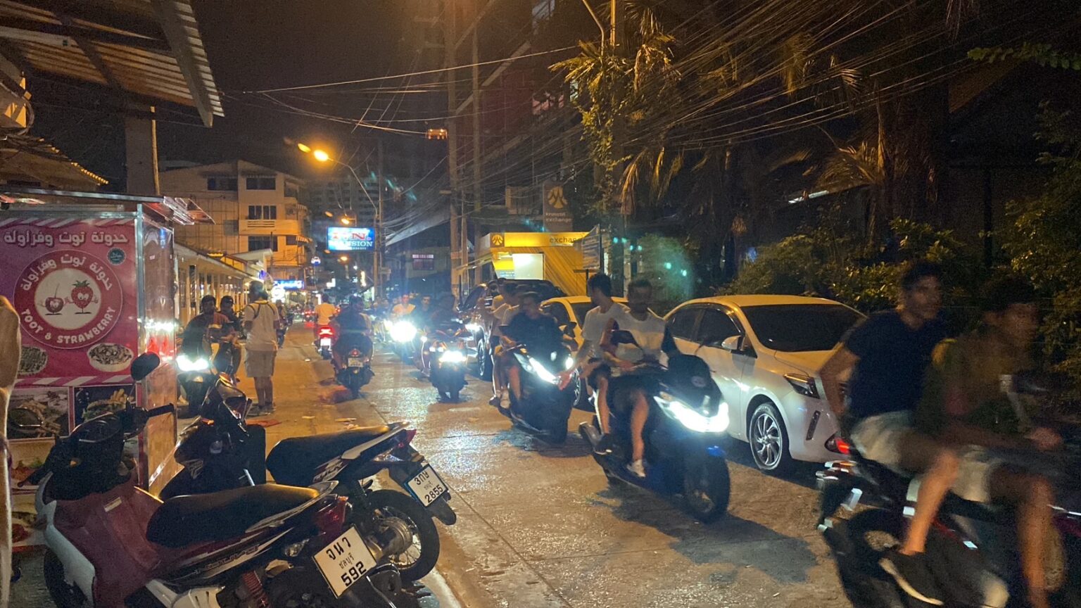 Dozens of Kuwaitis Ride Loudly on Motorbikes in Pattaya at Night
