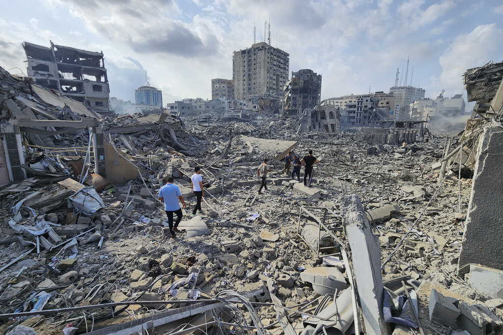Under Heavy Bombing, Palestinians in Gaza Move From Place To Place ...