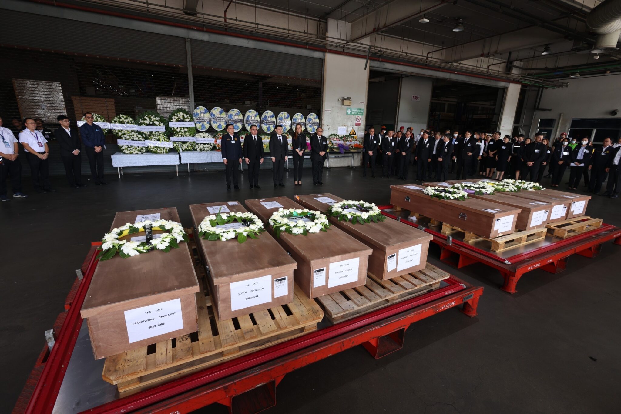 Families Receive First Bodies of 8 Thais Killed in "Inhumane War"