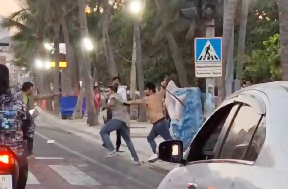 Indians And Thais Fighting On Pattaya Road Are Questioned By Police