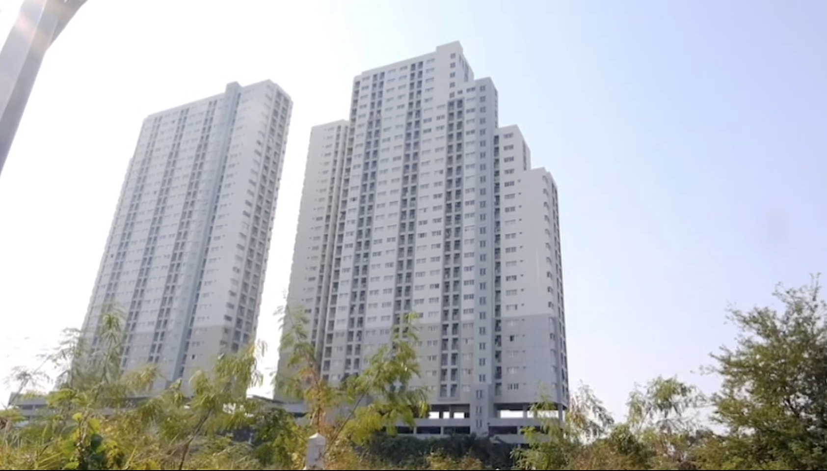 A Thai Friend Witnesses As The British Parachute Cable Breaks