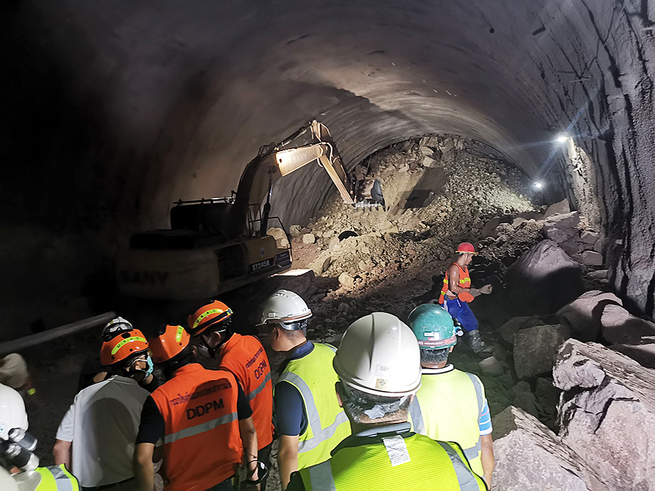 Tunnel Collapse while Constructing Wall at High-Speed Rail Project in Korat