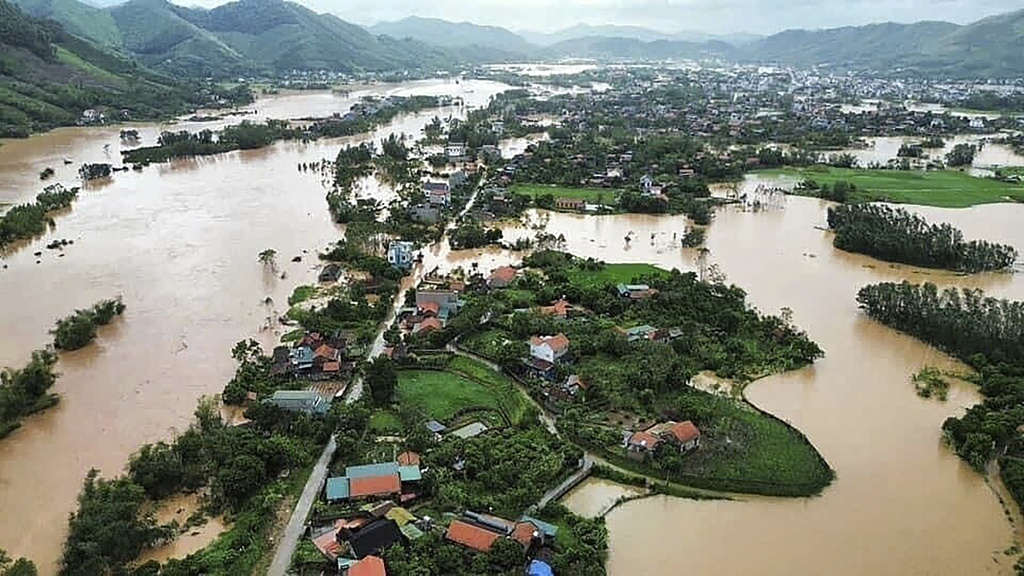 Flooding Sweeps Away a Bus and a Bridge Collapses in Vietnam as Deaths ...