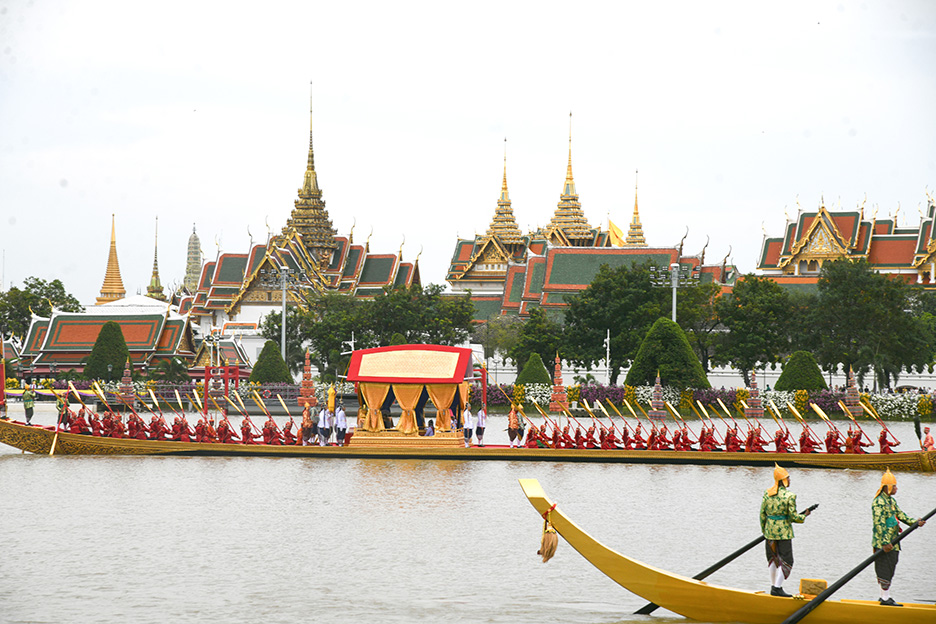 His Majesty Lauds "Very Beautiful" Royal Barge Procession