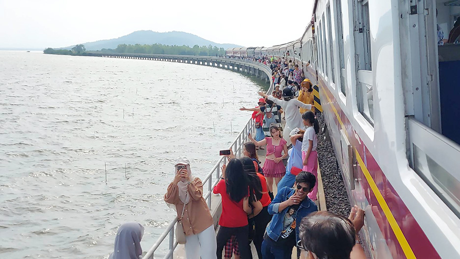 Thai 'Floating Train' Launches Weekend Service to Scenic Reservoir Route