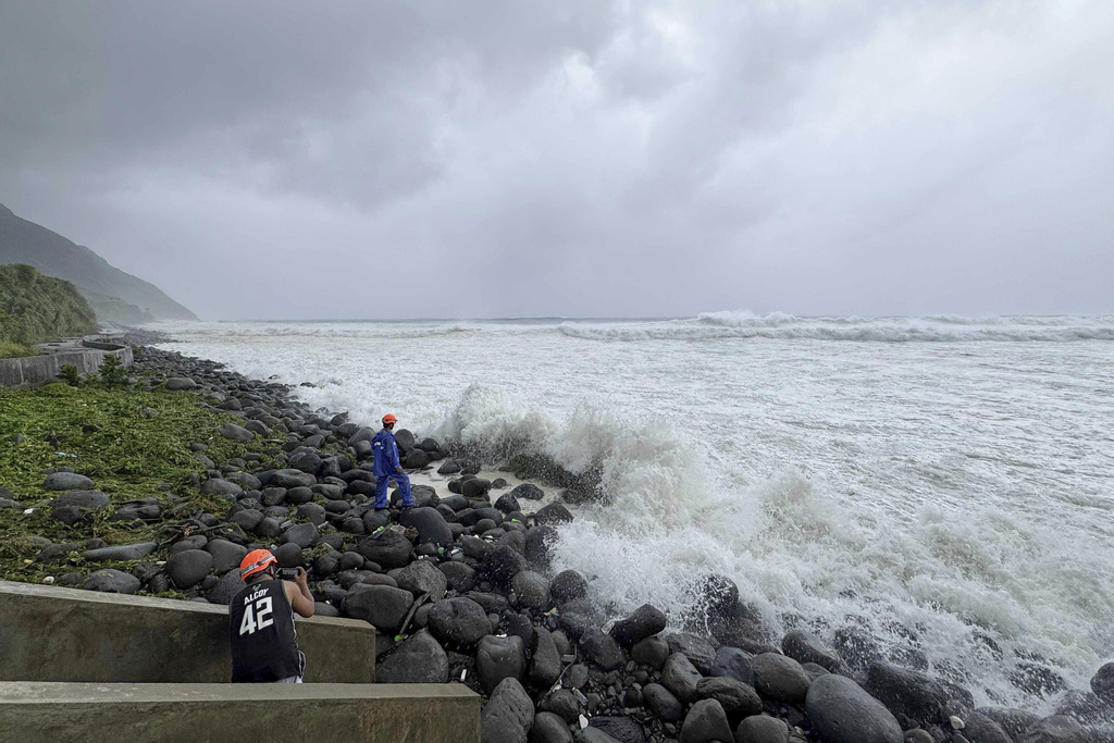 Super Typhoon Ragasa Slams Northern Philippines and Taiwan