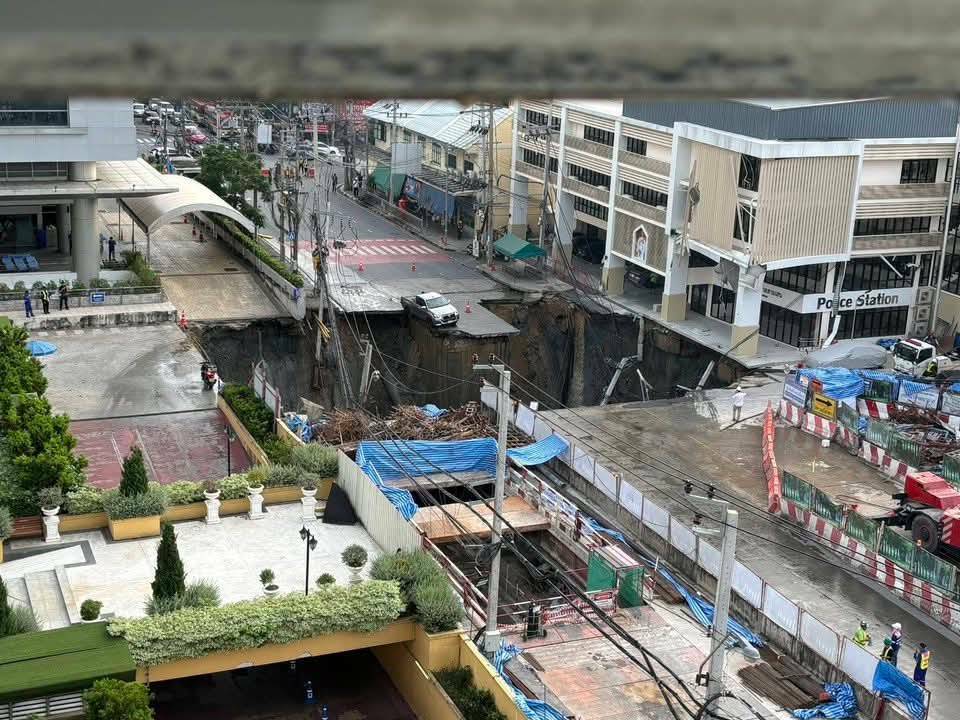 Bangkok Governor Reveals Massive Sinkhole Caused by Subway Construction