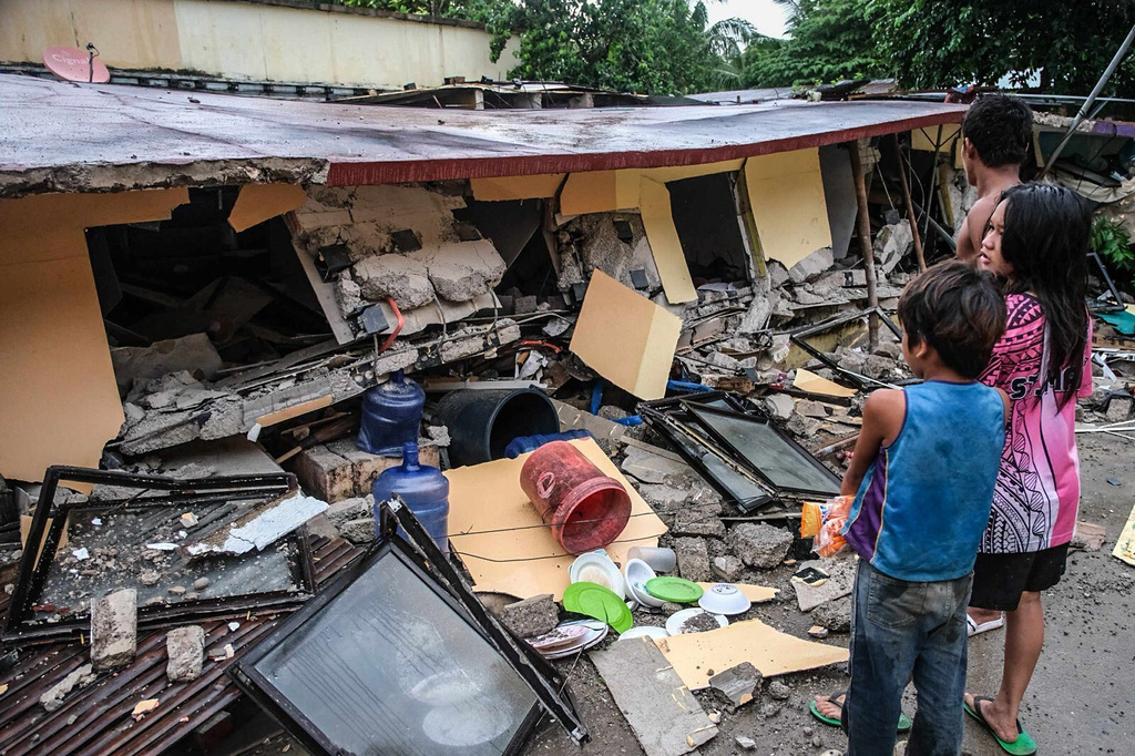 Strong Earthquake Kills 69 people in a Central Philippine Region