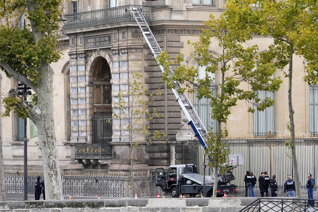 Thieves Steal Crown Jewels in 4 minutes from Louvre Museum