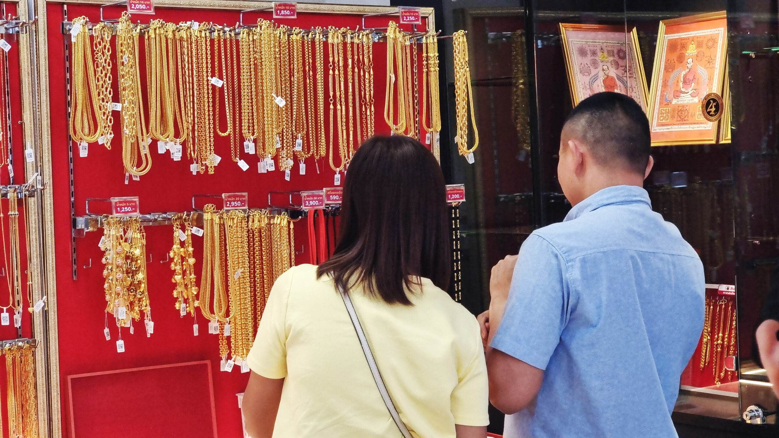 Fake Gold Shops See Booming Sales as Real Gold Prices Hit Record Highs