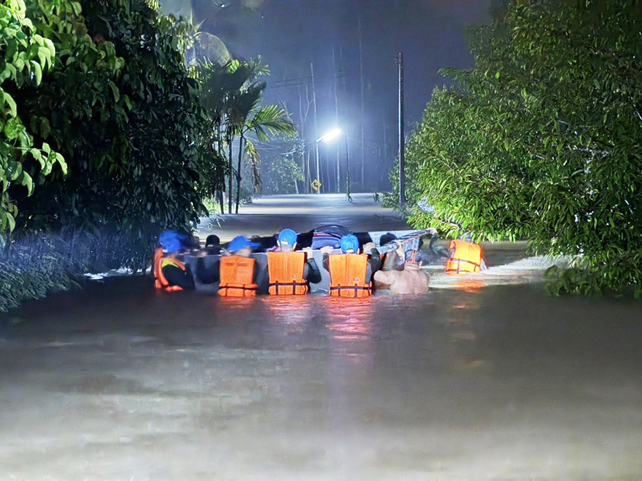 Flash Floods Swamp Hat Yai’s City Center, Stranding Tourists