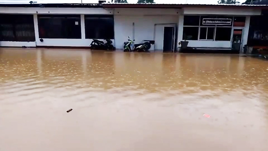 Flash Floods Swamp Hat Yai’s City Center, Stranding Tourists