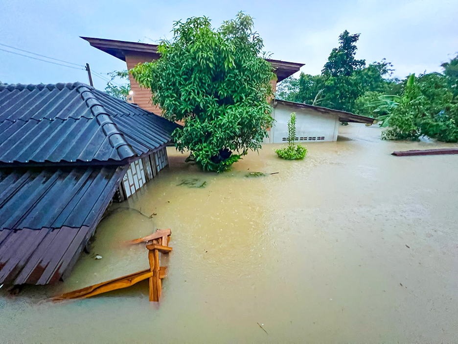 Flash Floods Swamp Hat Yai’s City Center, Stranding Tourists