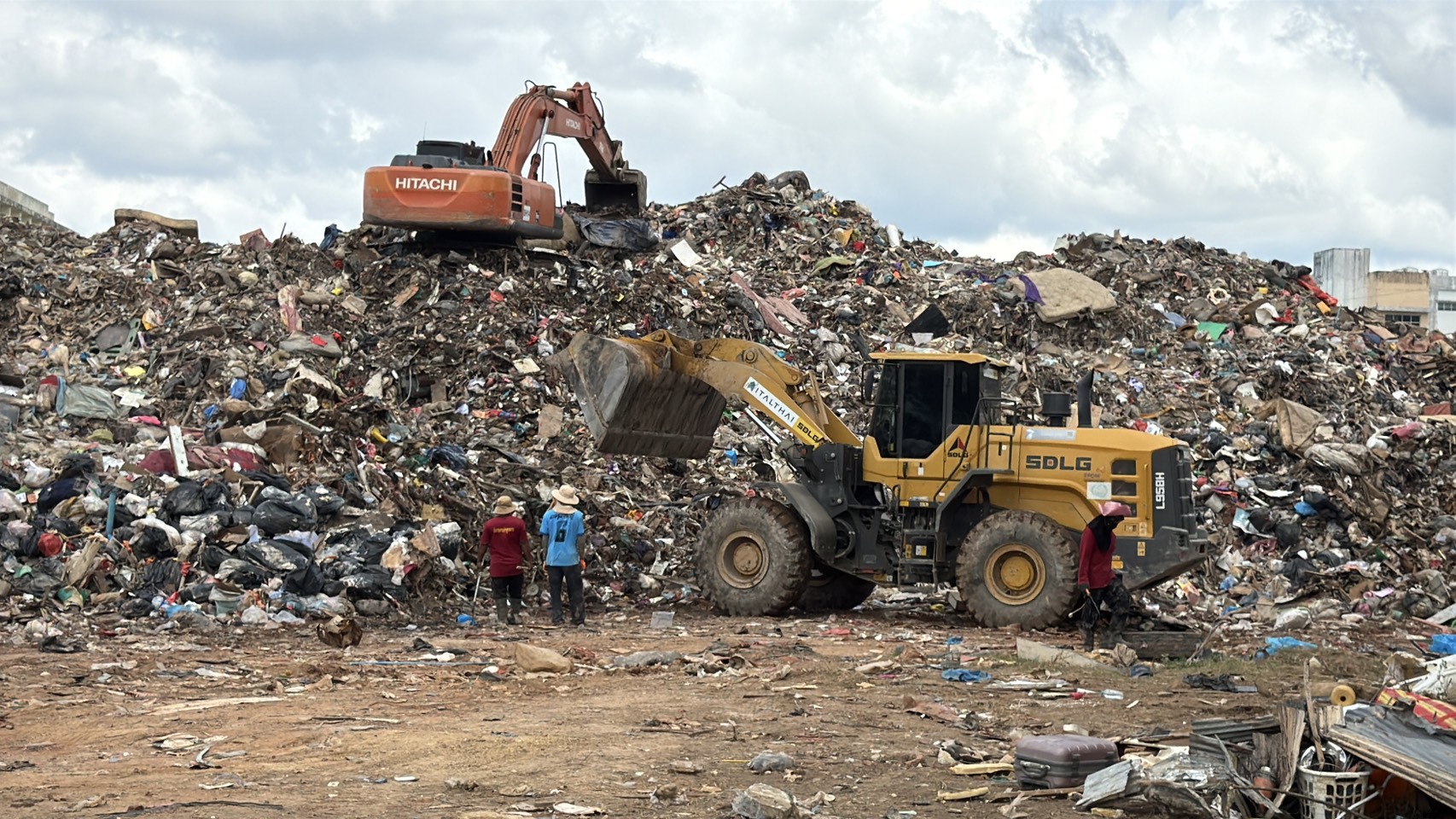 Massive Waste Piles Pushes Hat Yai Countdown Event to Songkhla