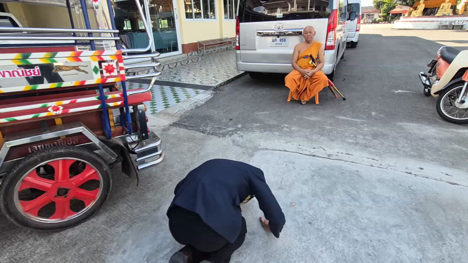 Japanese Man Crying at Temple, Claiming to Seek ‘Atonement’