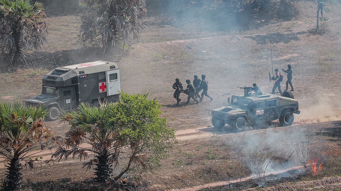 Live-fire exercises! RDF battalion drills, shows full combat power