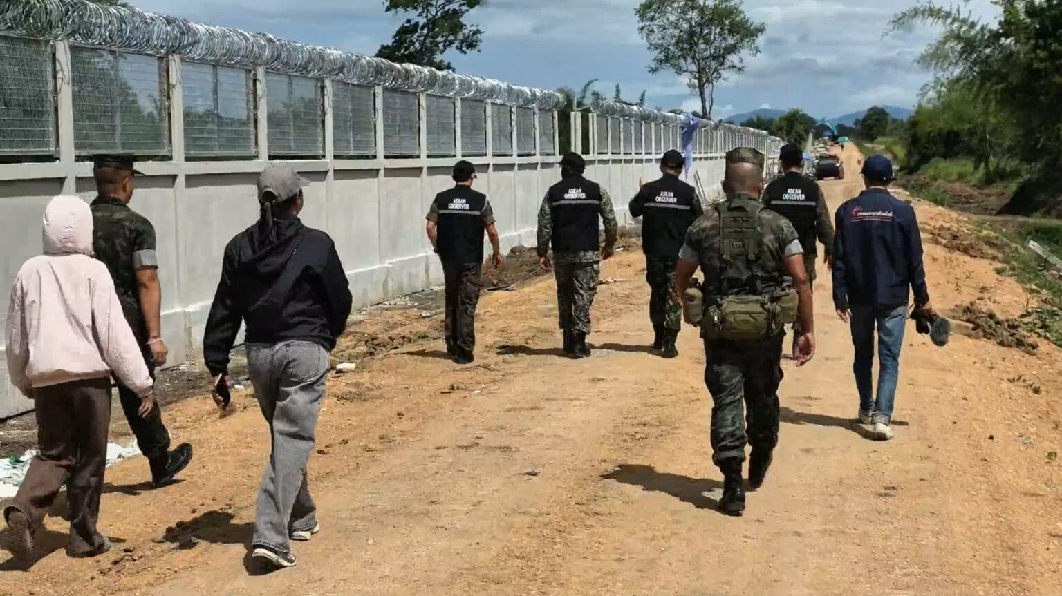 Thai military hosts ASEAN observers at border fence project